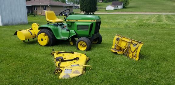 Bellevue, IA: John Deere 210 Lawn Tractor